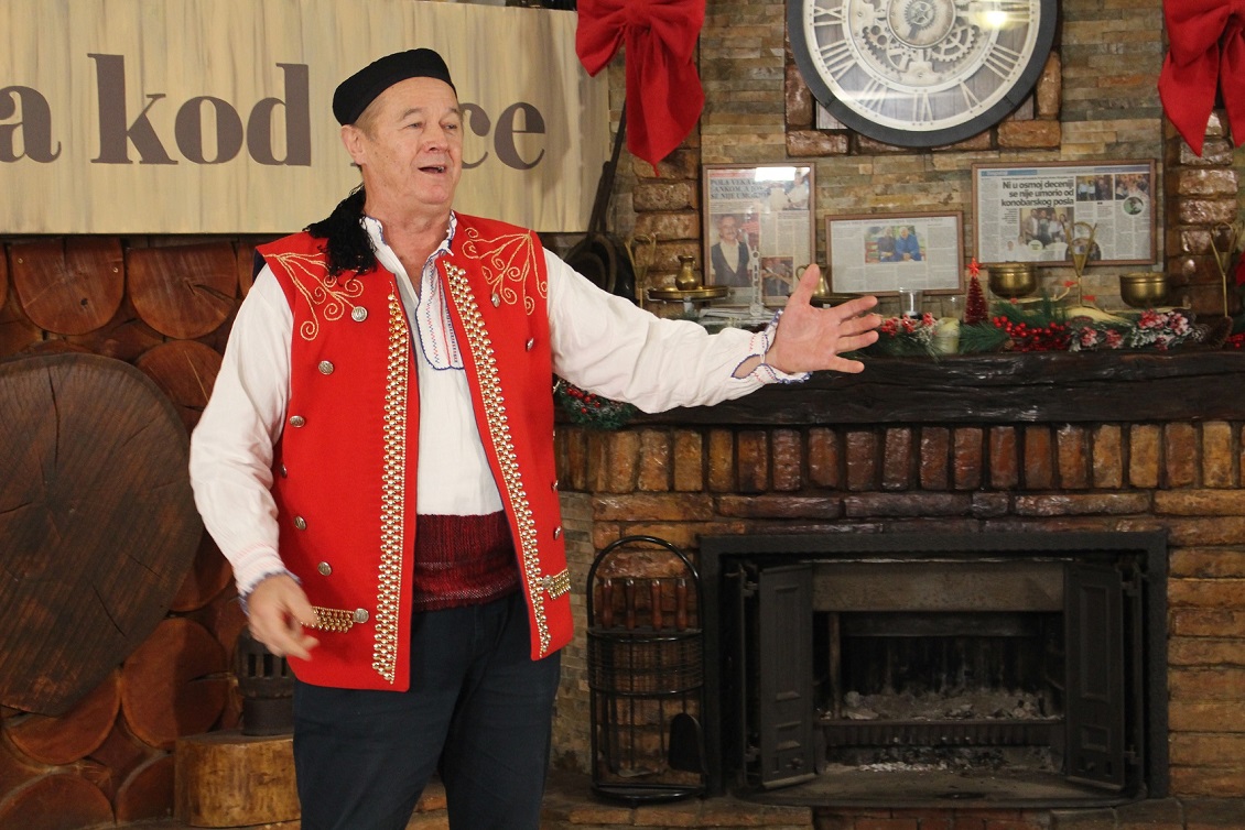 Se­lo ču­va­ra tra­di­ci­je gla­moč­kog kra­ja ži­vi u pe­smi ...